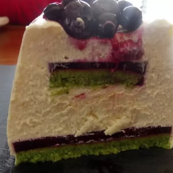 Bûche au chocolat blanc, fruits rouges et pistaches | Guy Demarle